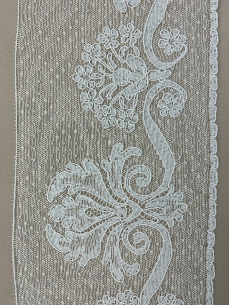 Suzanne - Lyon Lace 8105 - Atelier Dentelles